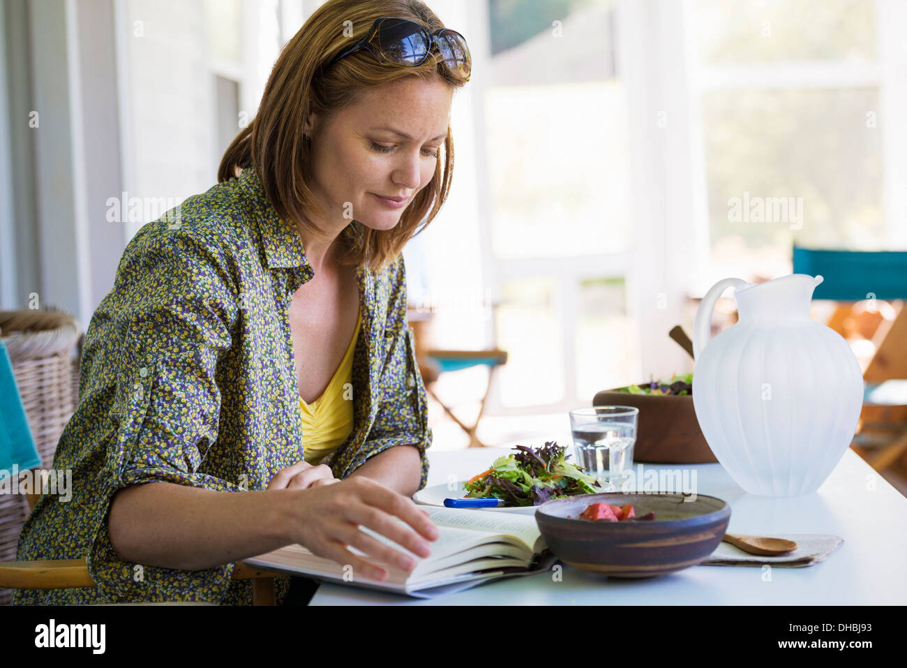 Woman reading sitting cafe table hi-res stock photography and images ...