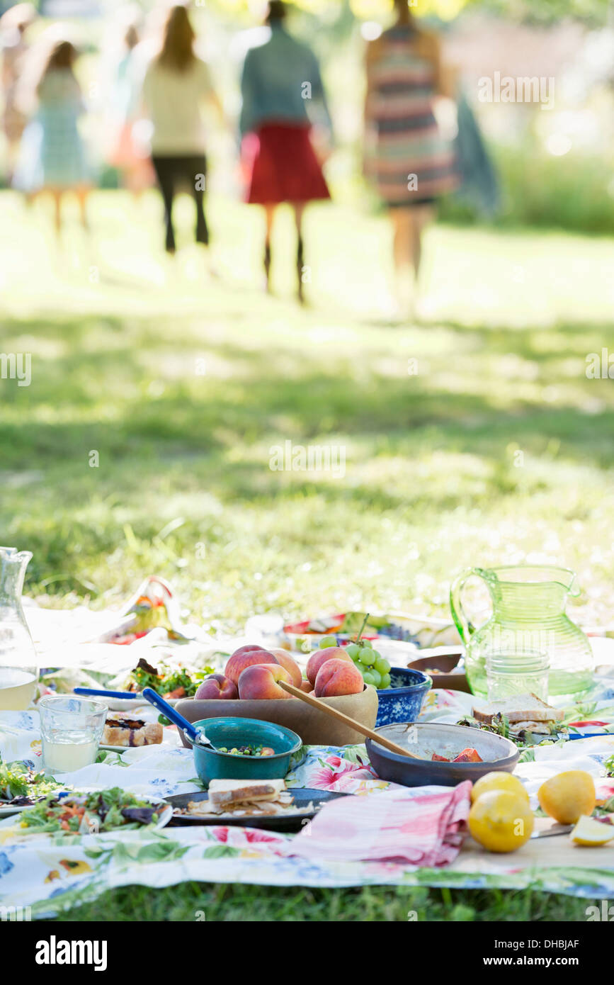 Group of people sitting under tree hi-res stock photography and images ...