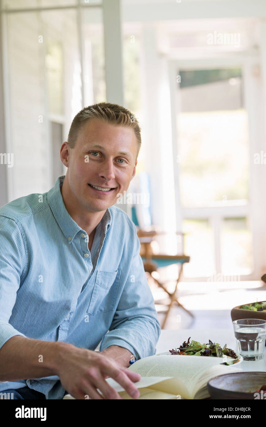 Reading book at cafe hi-res stock photography and images - Alamy