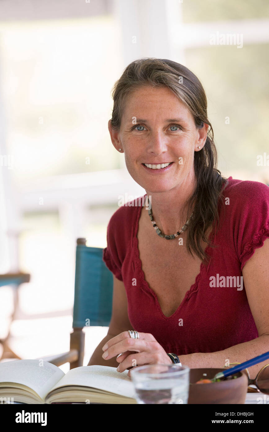 Seated reading hi-res stock photography and images - Alamy