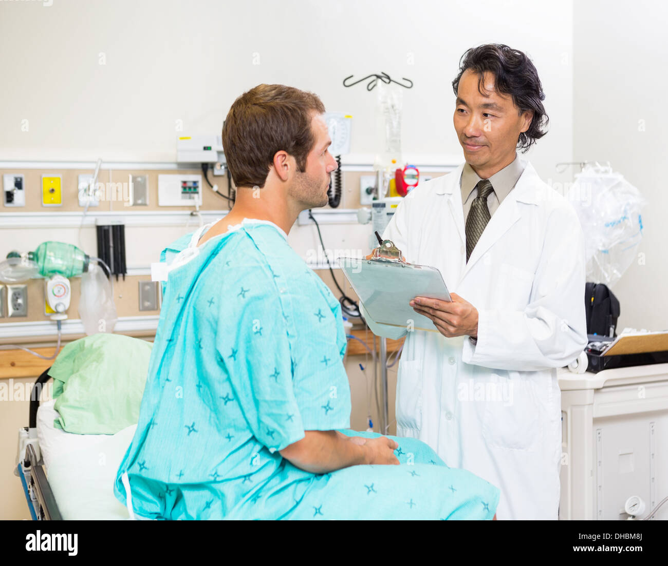Discussing doctor in labcoat hi-res stock photography and images - Alamy