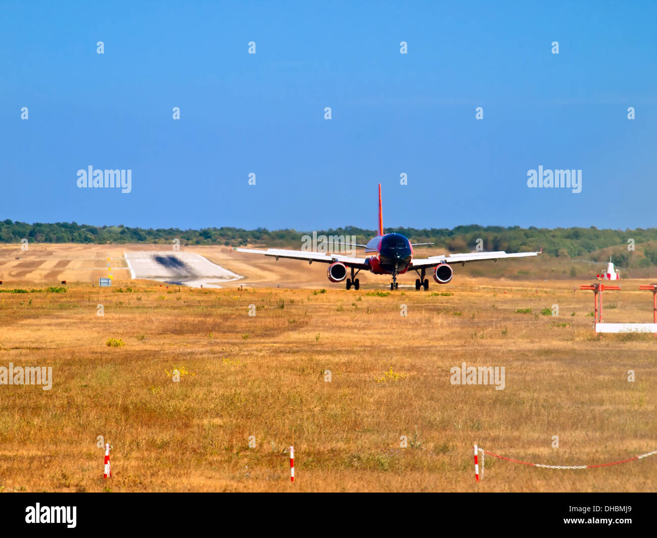 Airplane landing airport on runway hi-res stock photography and images ...