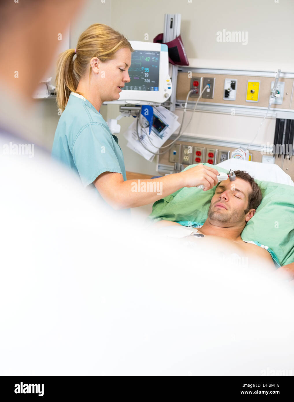 Doctor nurse examining critical hi-res stock photography and images - Alamy