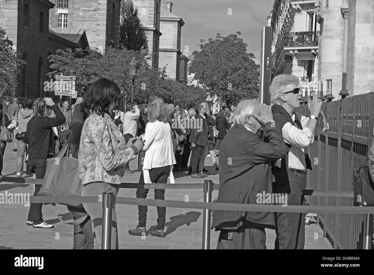 People waiting to enter the Notre Dame church Stock Photo - Alamy