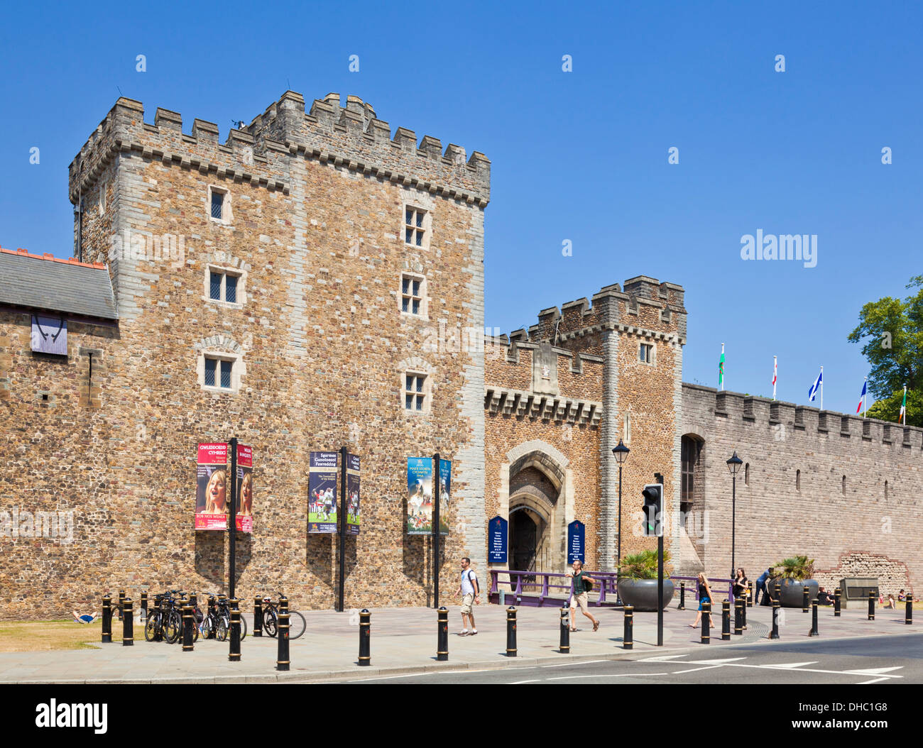 Cardiff castle hi-res stock photography and images - Alamy