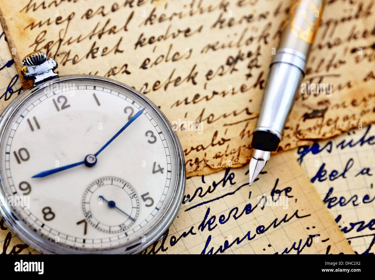 Vintage clock with fountain pen Stock Photo - Alamy