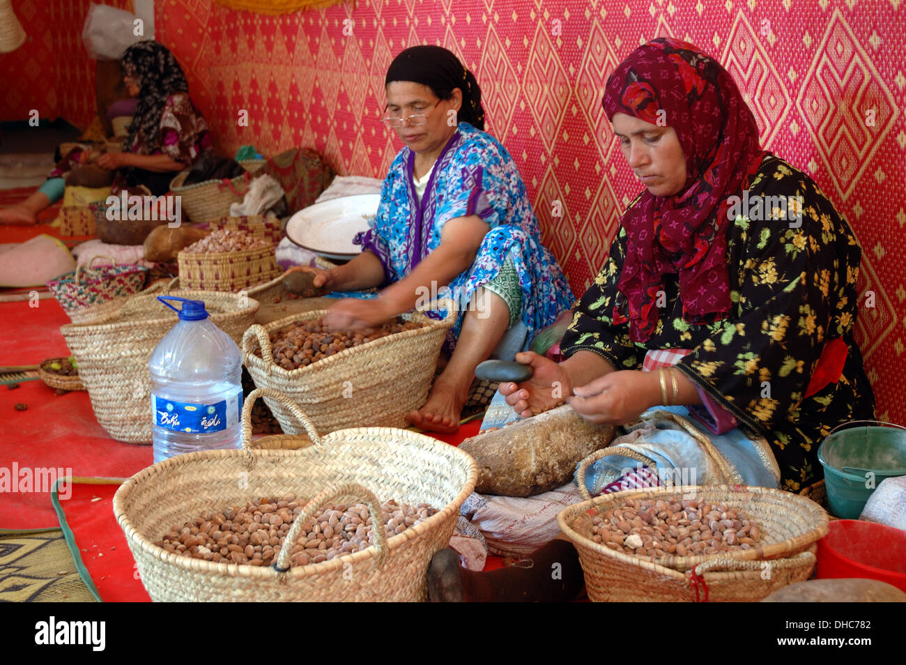 Arabic women working hi-res stock photography and images - Alamy