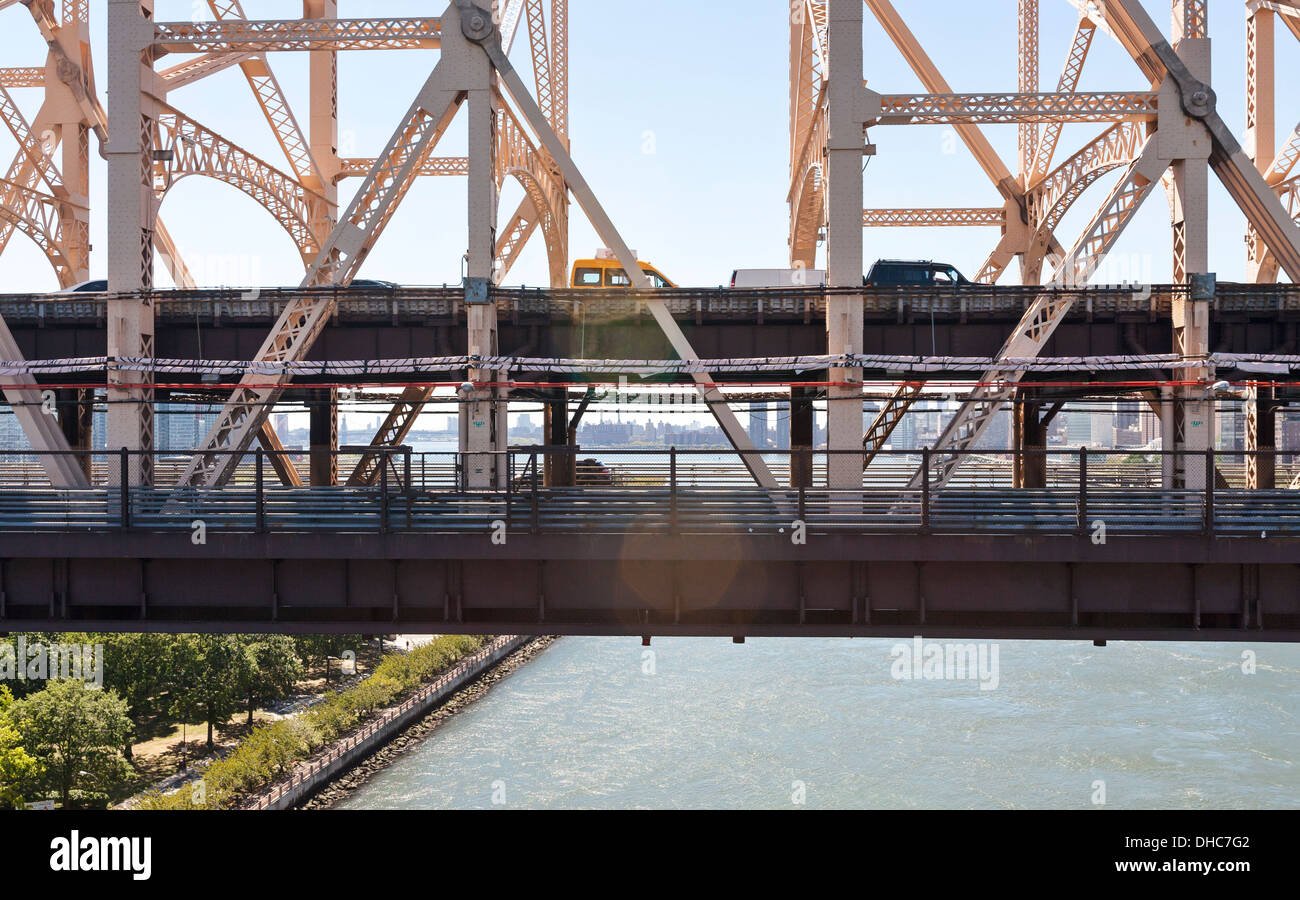 A view of the 59th Street Bridge connecting Roosevelt Island to ...