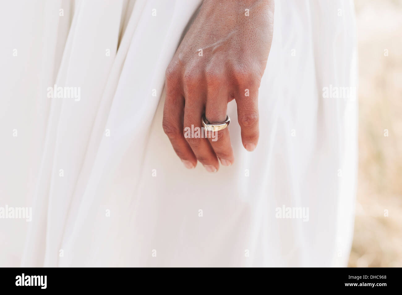 Hand with one wedding band hi-res stock photography and images - Alamy