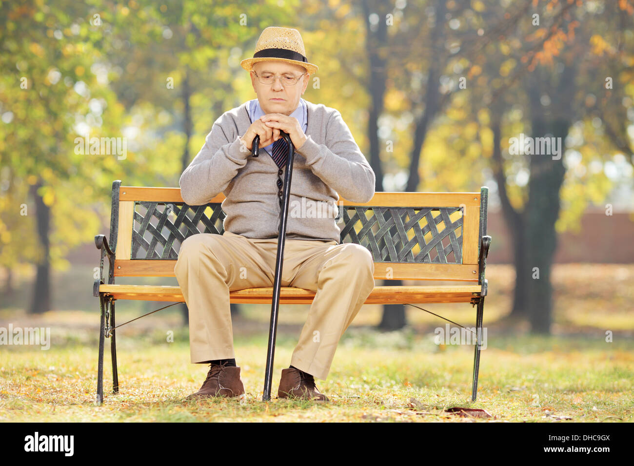 Lonely old man on bench hi-res stock photography and images - Alamy
