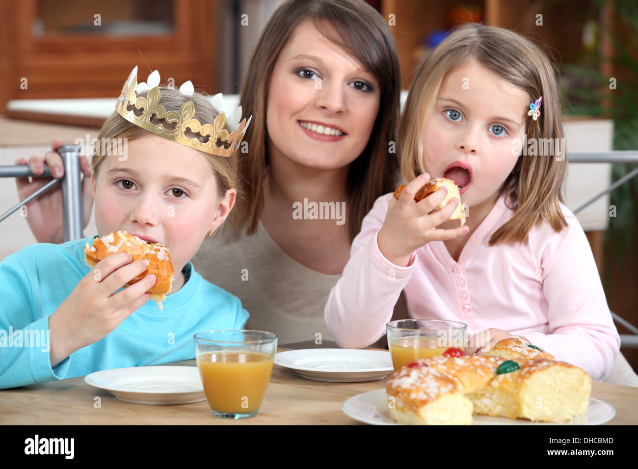 Queen mother cake hi-res stock photography and images - Alamy