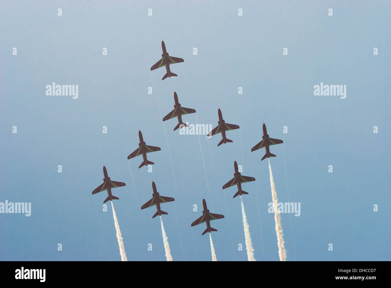 Red arrows flying in formation hi-res stock photography and images - Alamy