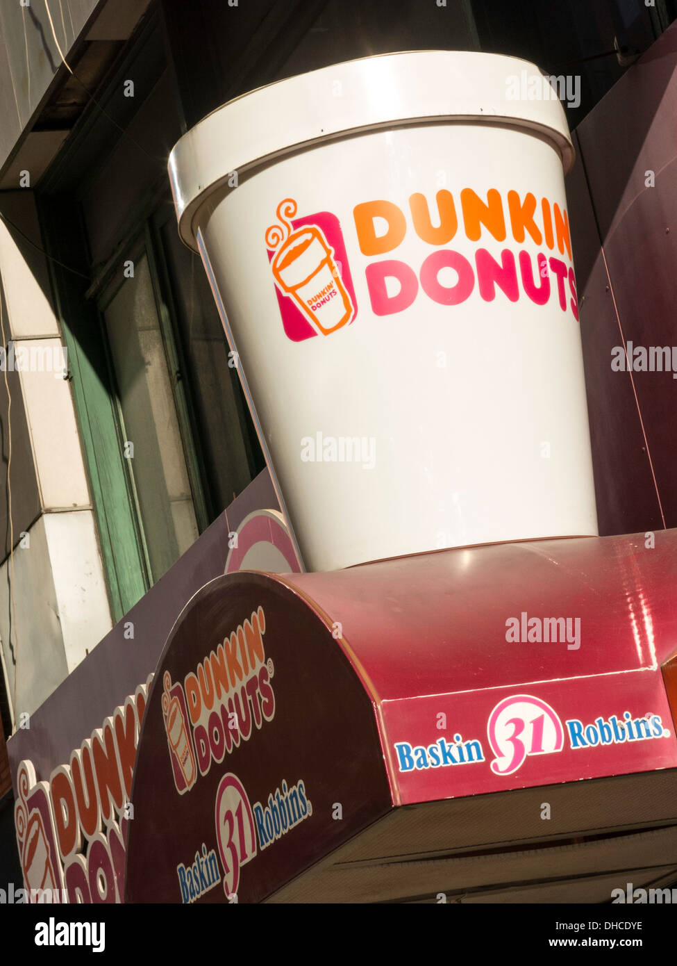 Dunkin donuts exterior hi-res stock photography and images - Alamy