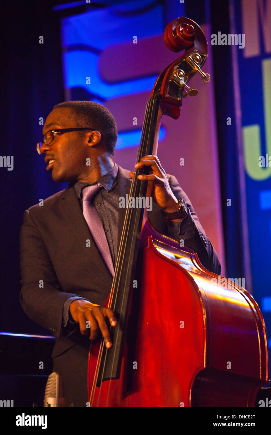 AARON JAMES plays base for GREGORY PORTER who sings in Dizzys Den at ...