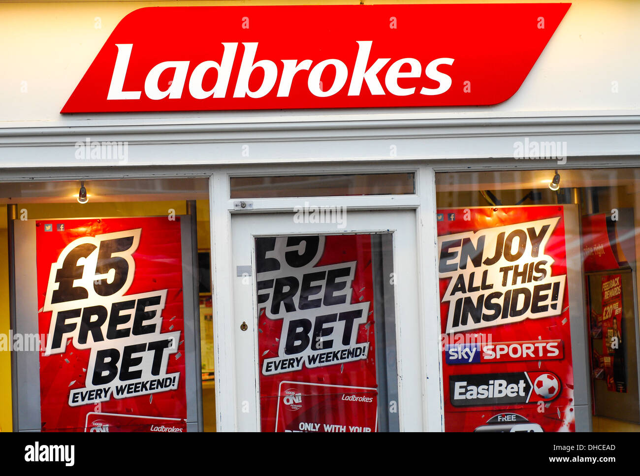 Ladbrokes horse hi-res stock photography and images - Alamy