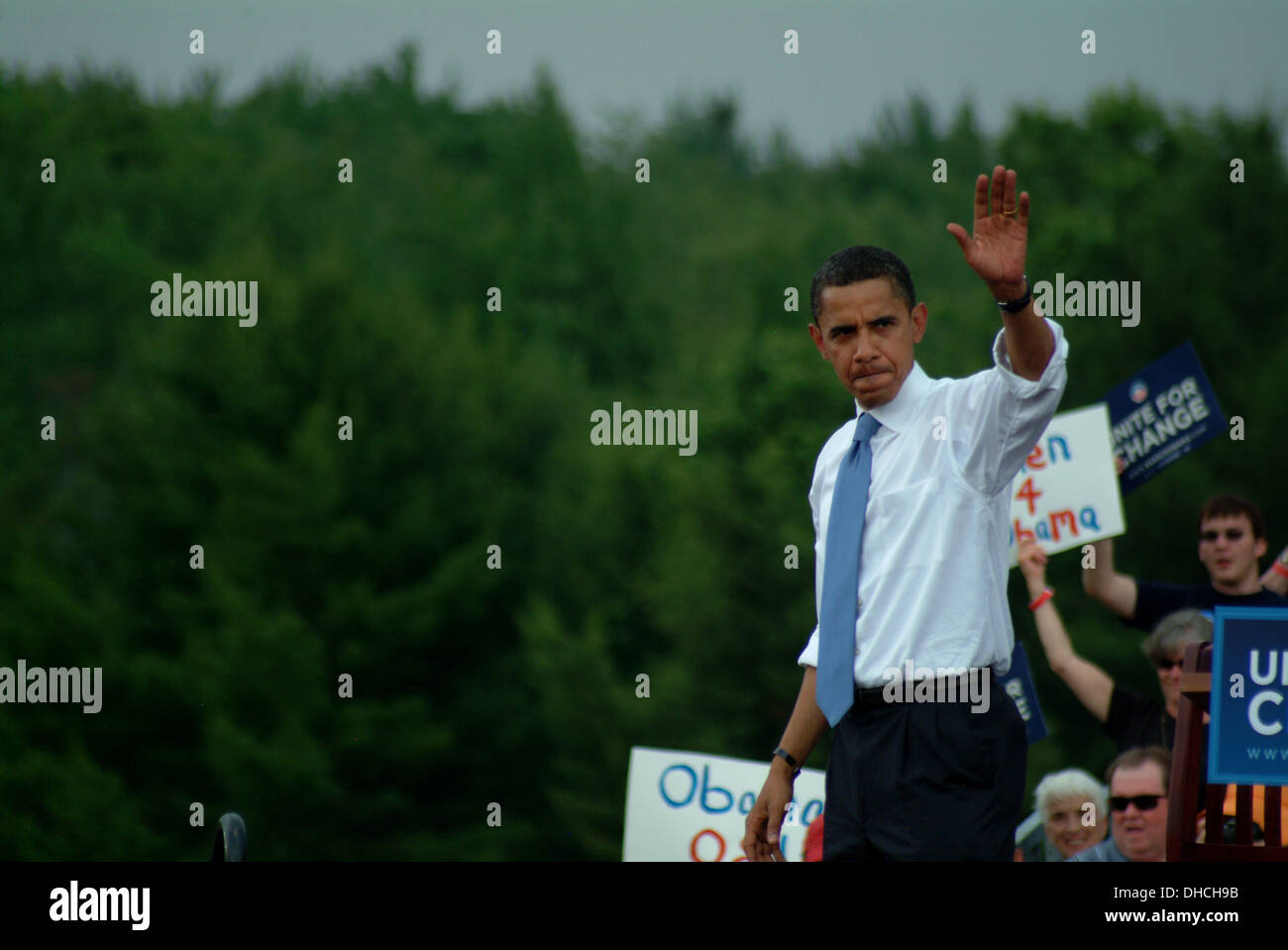 Barack Obama waves to the crowd at a Unity, New Hampshire, campaign ...