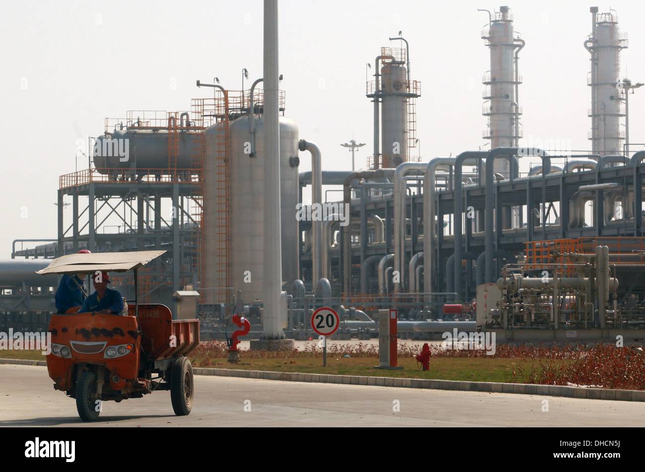 Zhuhai, GUANGDONG PROVINCE, CHINA, . 6th Nov, 2013. Chinese workers ...