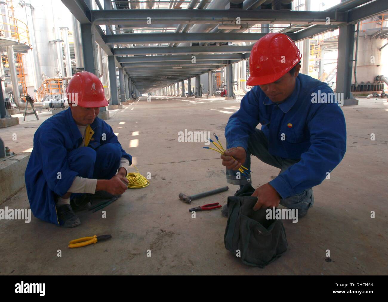 Zhuhai, GUANGDONG PROVINCE, CHINA, . 6th Nov, 2013. Chinese engineers ...