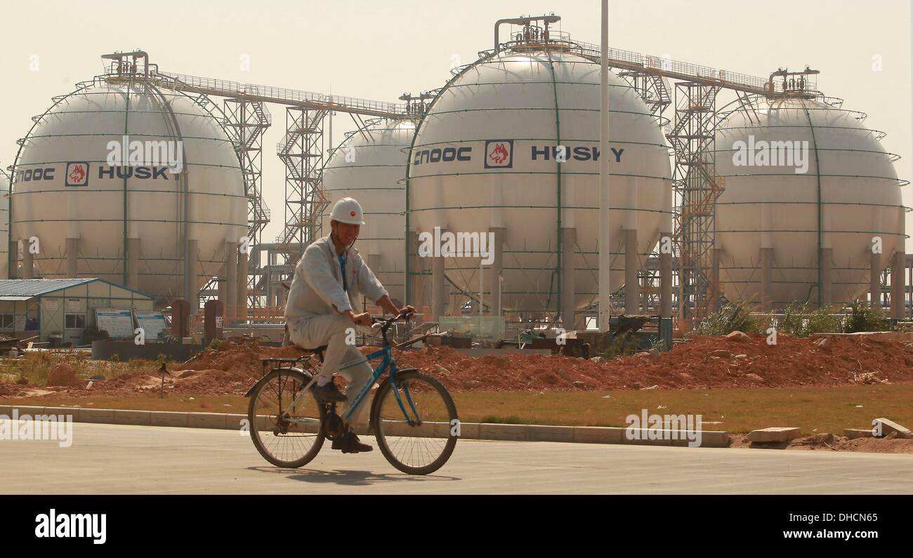 Zhuhai, GUANGDONG PROVINCE, CHINA, . 6th Nov, 2013. A Chinese engineers ...
