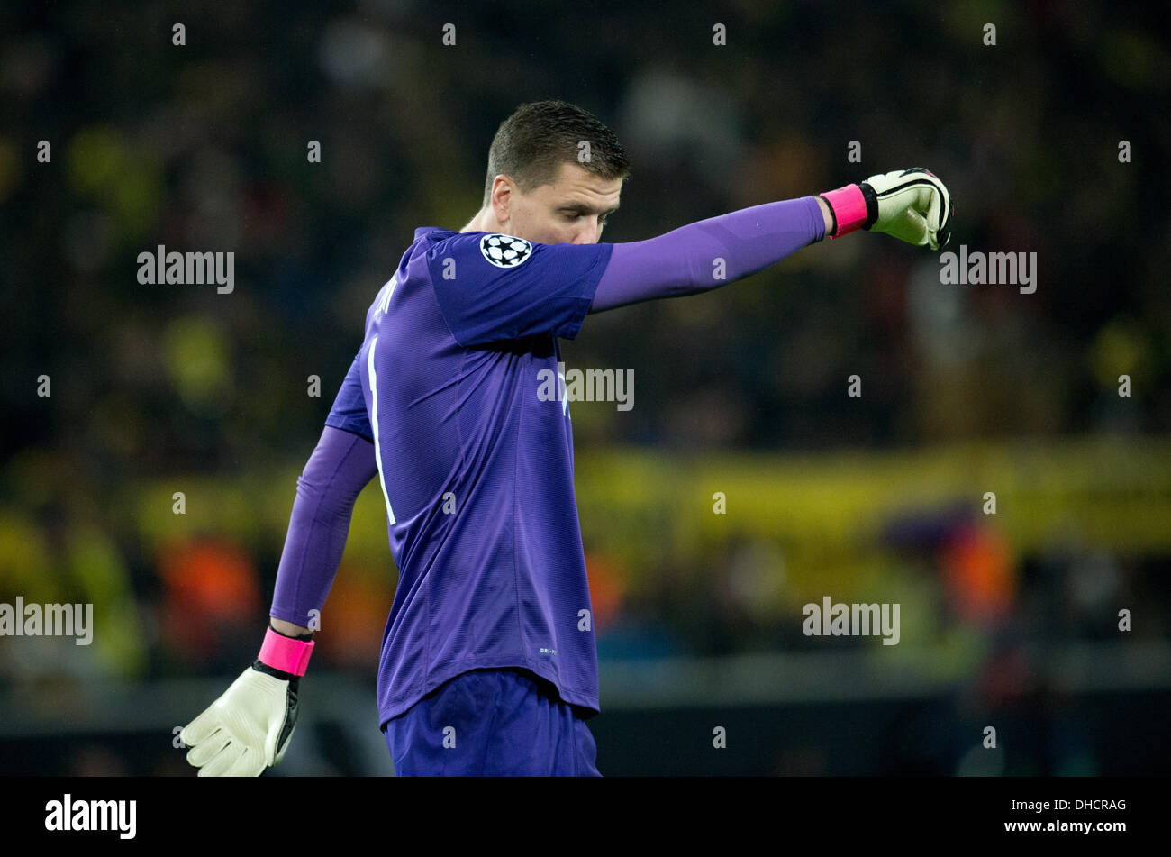 Arsenal goalkeeper wojciech szczesny hi-res stock photography and ...