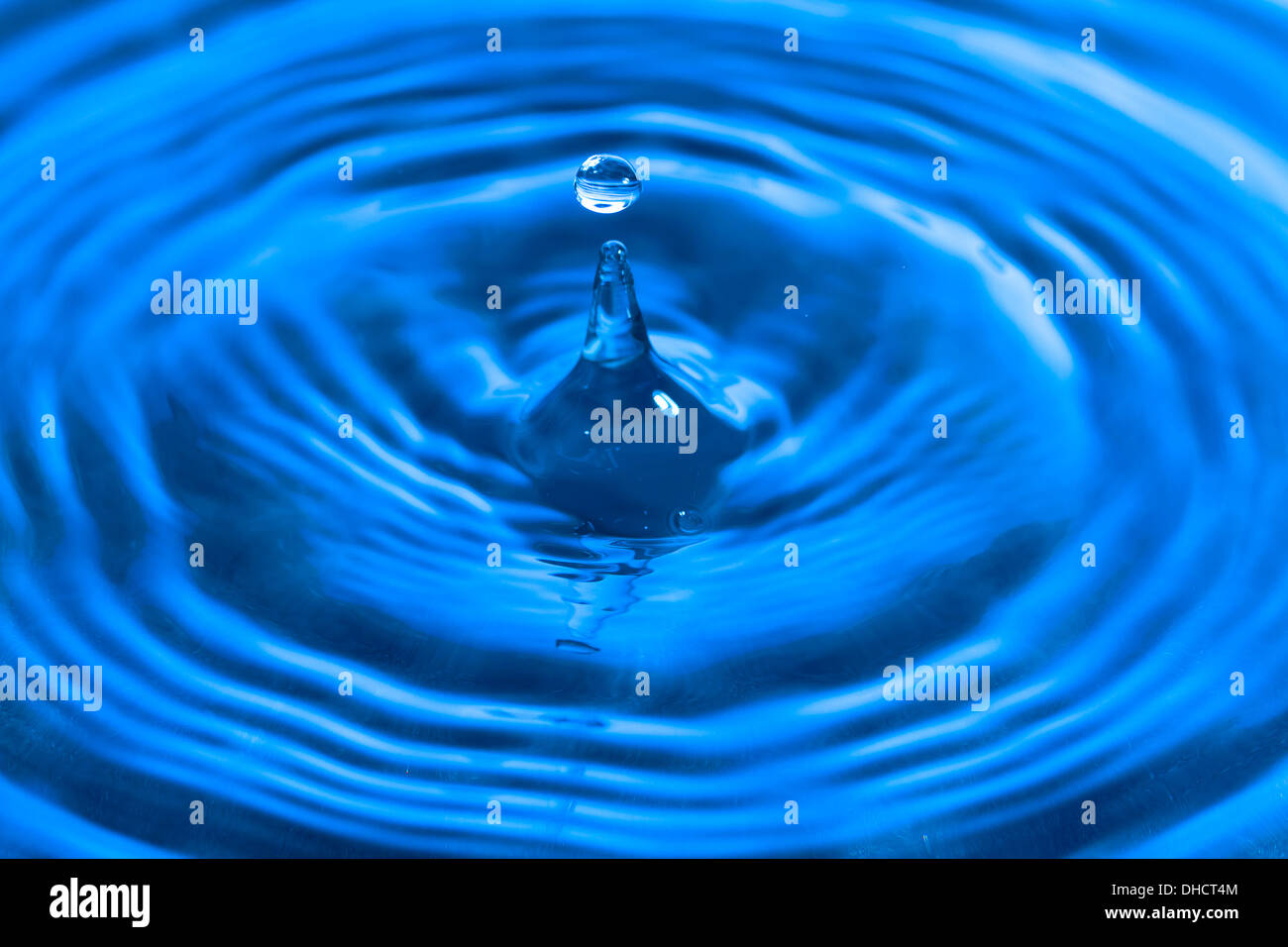 Water ripple circle detail hi-res stock photography and images - Alamy