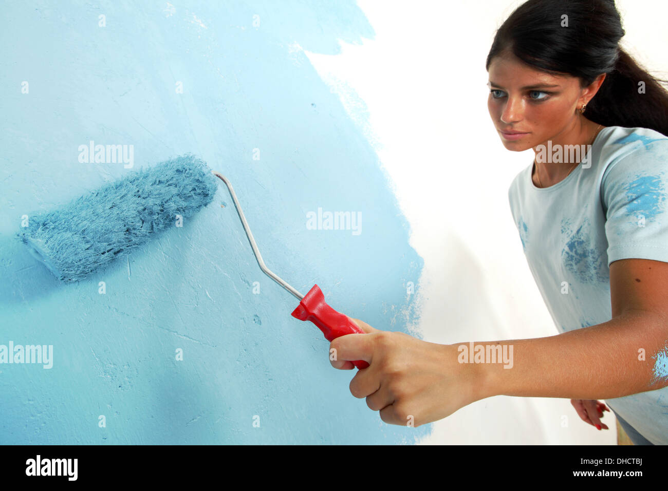 roller in woman hand paint on the wall Stock Photo - Alamy