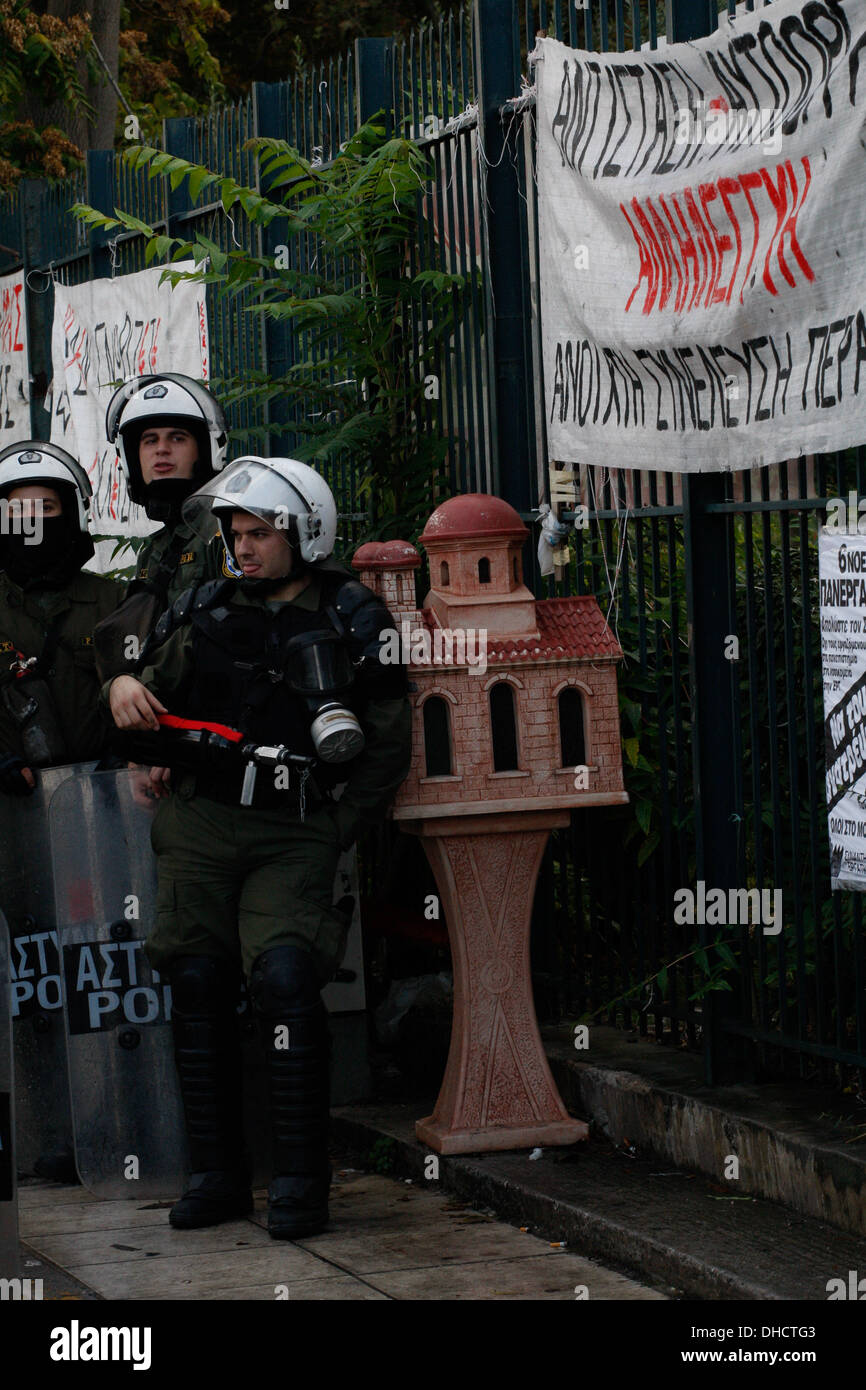 Athens, Greece. 7th Nov, 2013. Greek police blocks the main entrance of ...