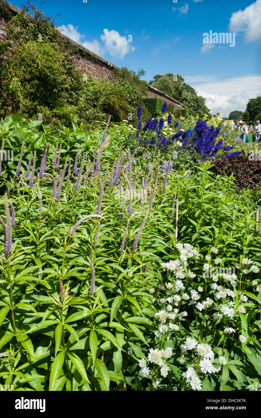 Formal garden border hi-res stock photography and images - Alamy
