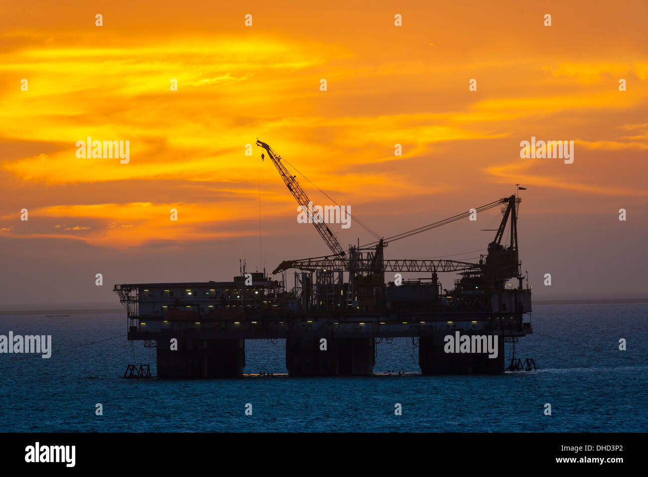 Oil platform africa hi-res stock photography and images - Alamy