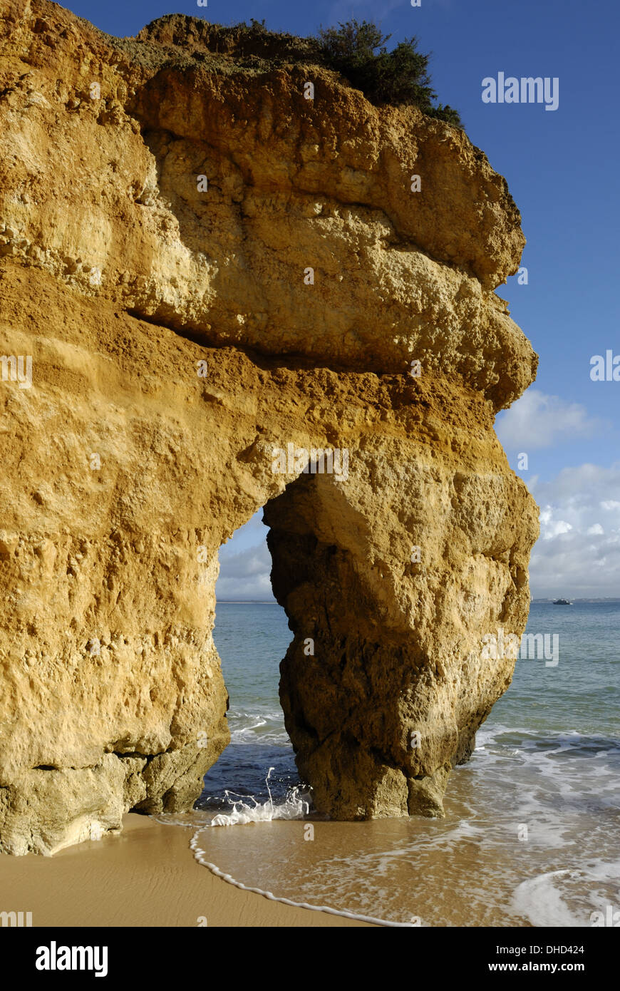 Rock arch on beach hi-res stock photography and images - Alamy
