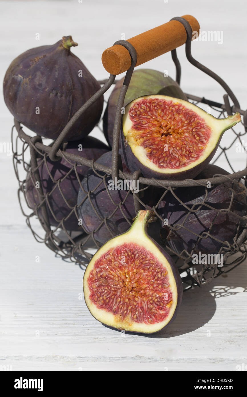 Figs on white wood table, close up Stock Photo - Alamy