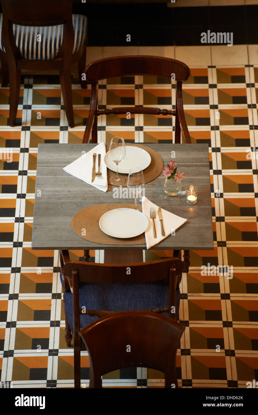 Empty table and seats hi-res stock photography and images - Alamy