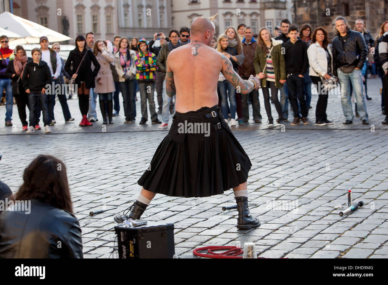 Crowd watching street performer hi-res stock photography and images - Alamy