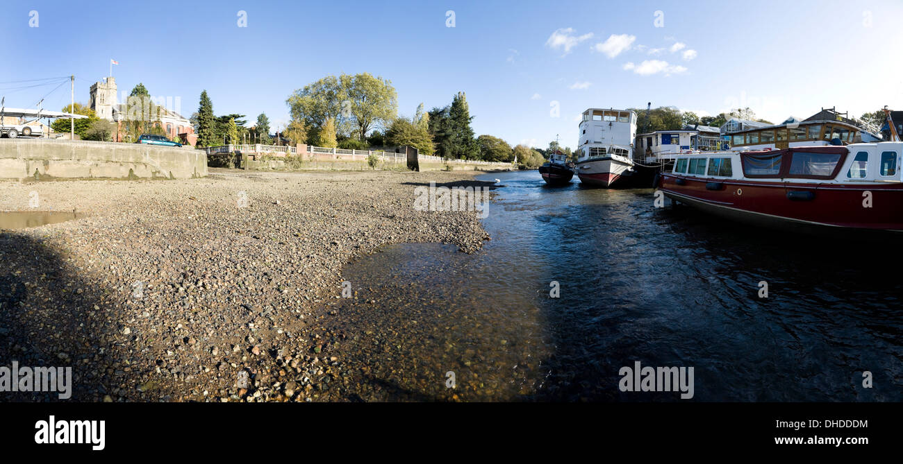 River Thames, Twickenham riverside. The exposed beach / riverbank / bed ...