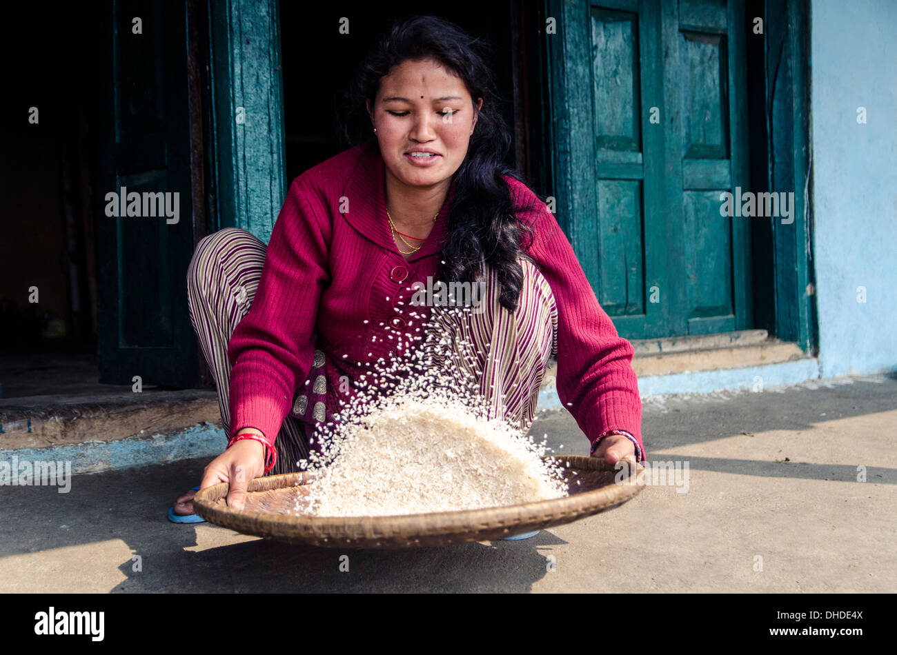 Women sifting rice hi-res stock photography and images - Alamy