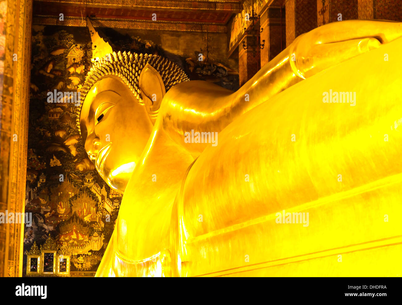 Golden statue of lord buddha hi-res stock photography and images - Alamy