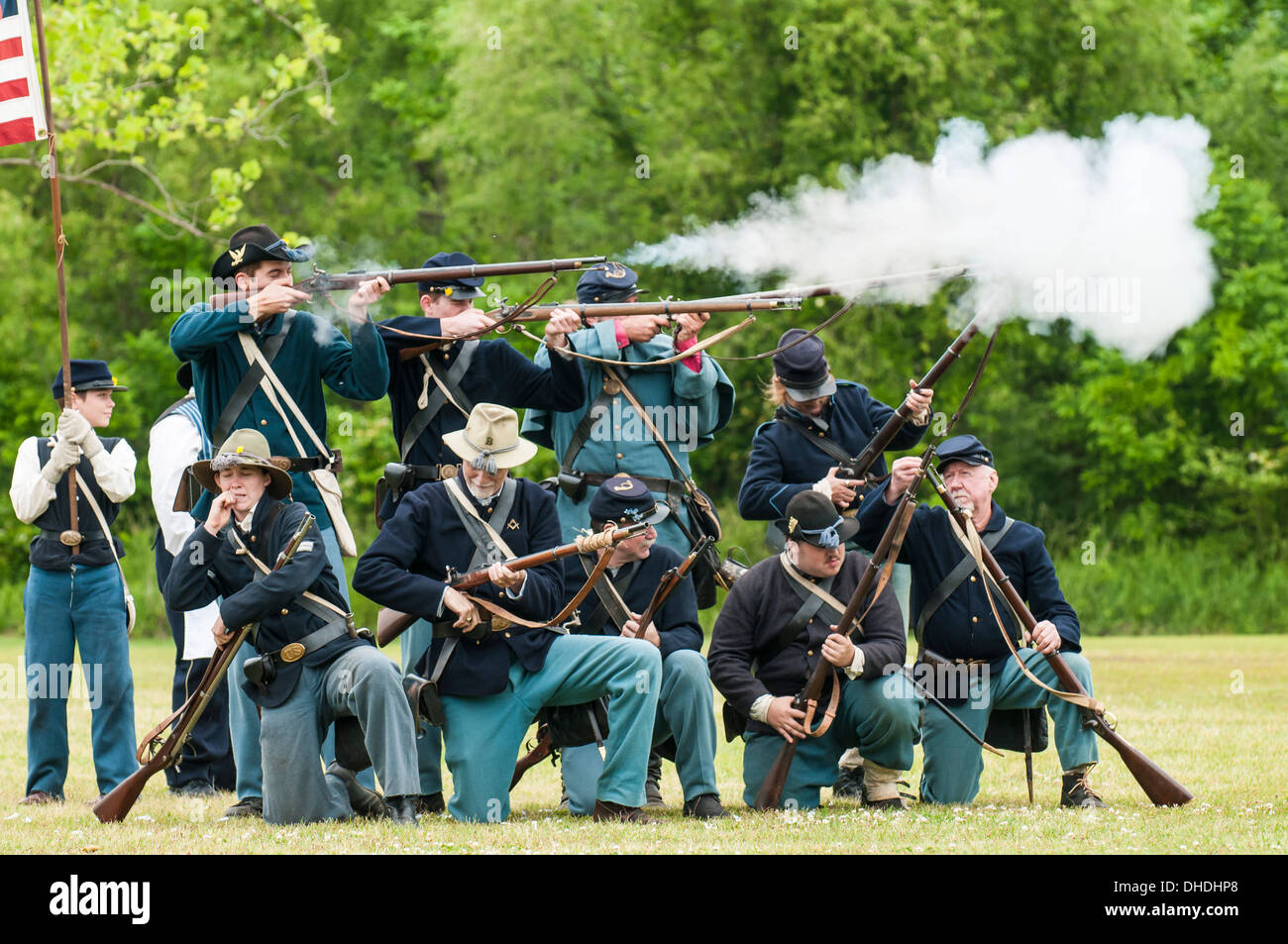 Union soldiers firing hi-res stock photography and images - Alamy