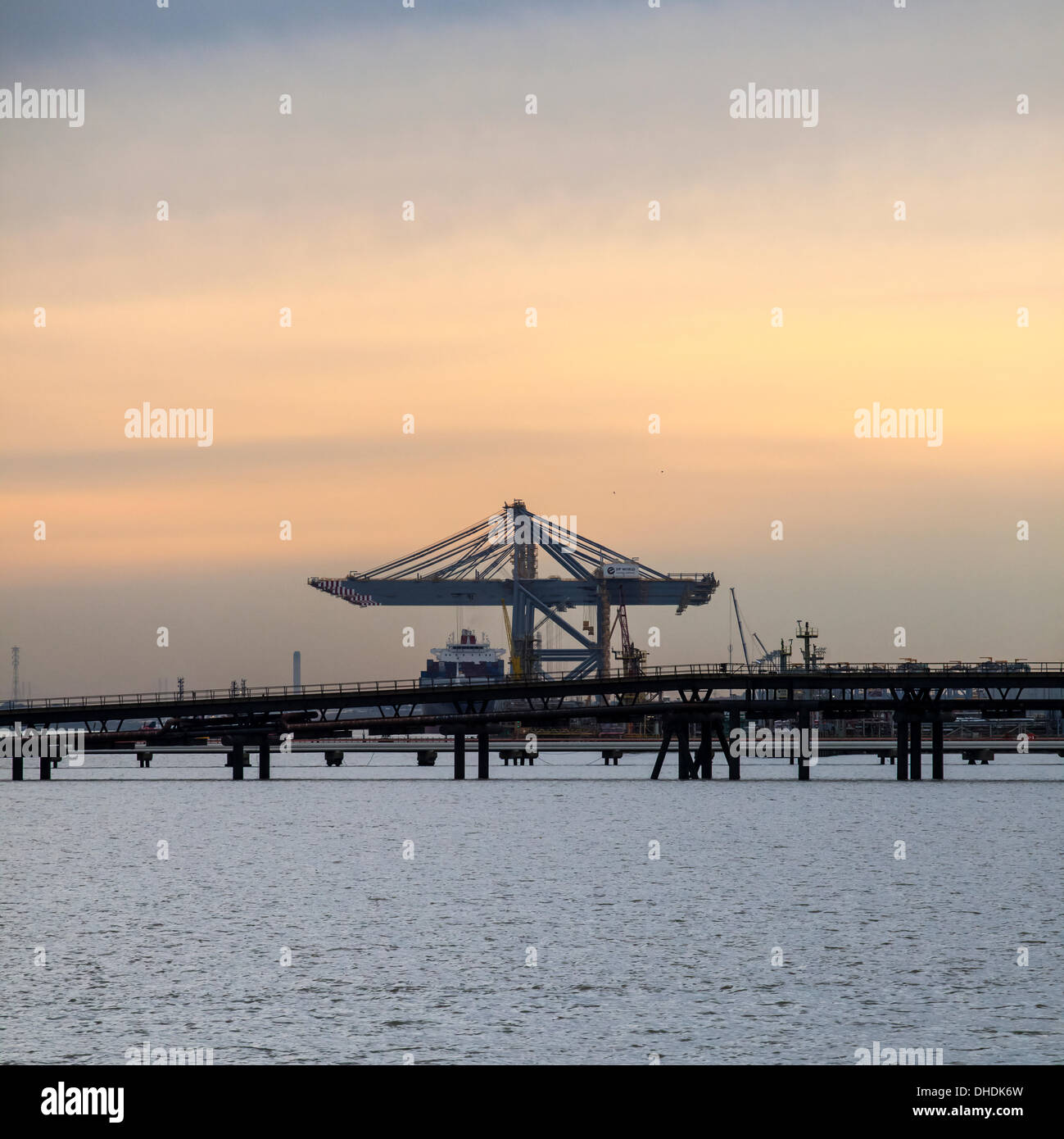 Container loading london gateway hi-res stock photography and images ...