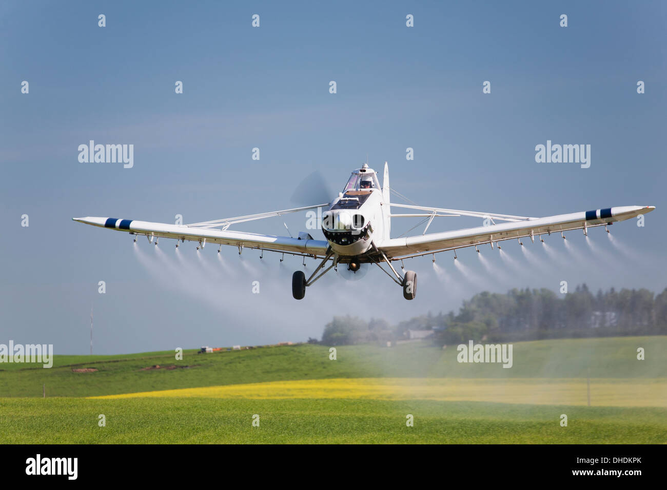 Airplane flying over agricultural field hi-res stock photography and ...