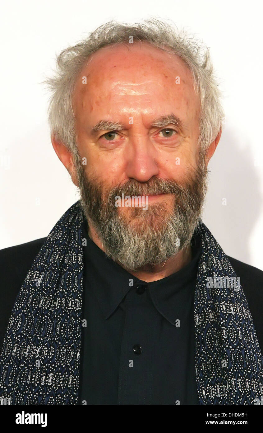 Jonathan pryce hi-res stock photography and images - Alamy