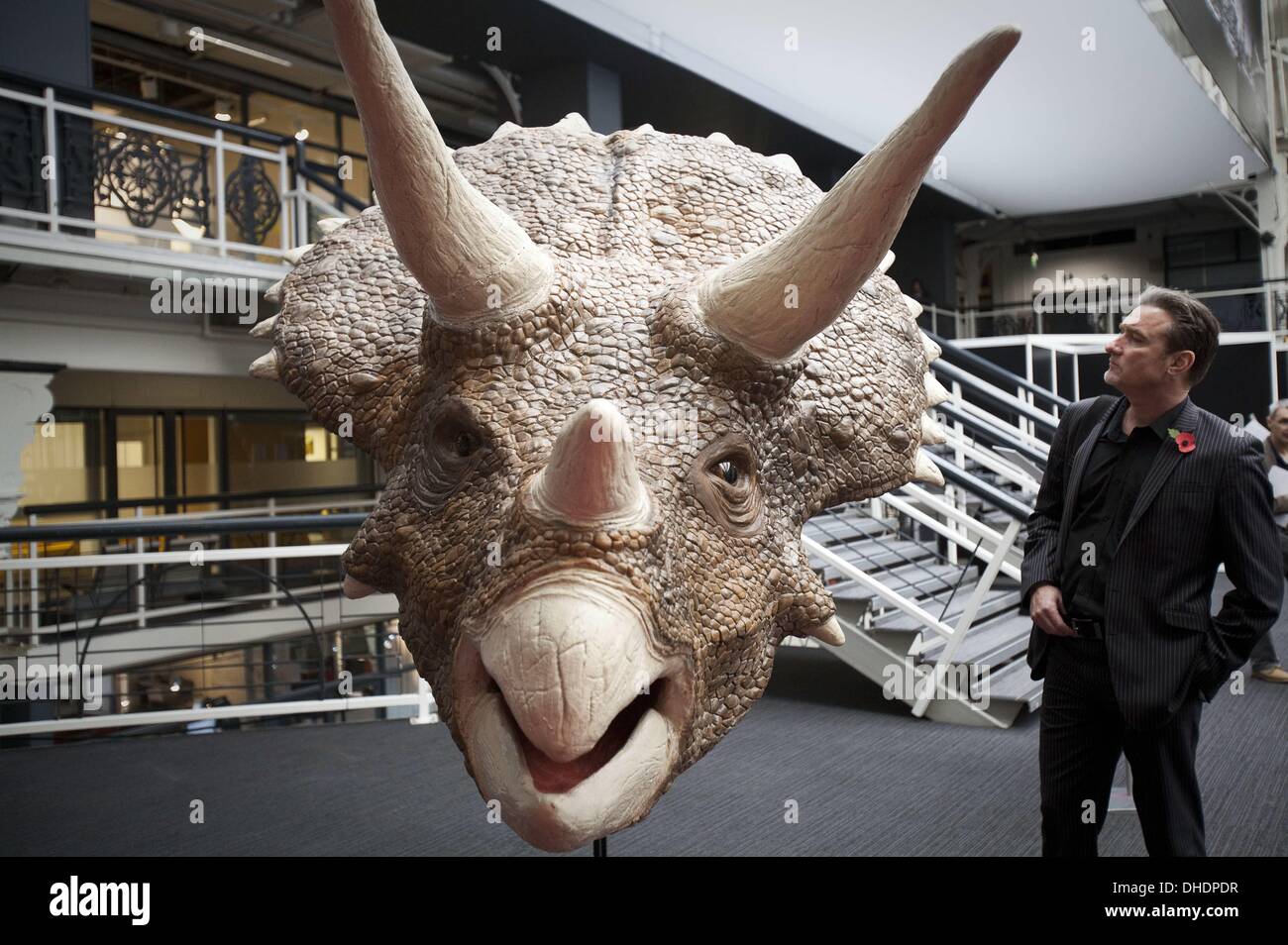 London, UK. 7th Nov, 2013. Visitor looks at the Crea Zaurus 3D display ...