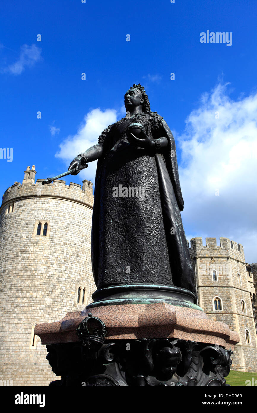 Queen Victoria Monument outside Windsor Castle, Windsor town, Royal ...