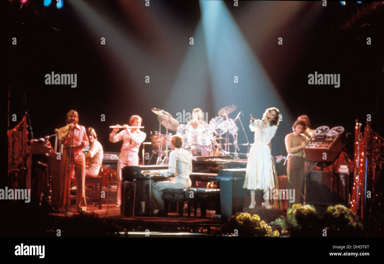 THE CARPENTERS US pop duo with Karen and Richard Carpenter about 1976 ...