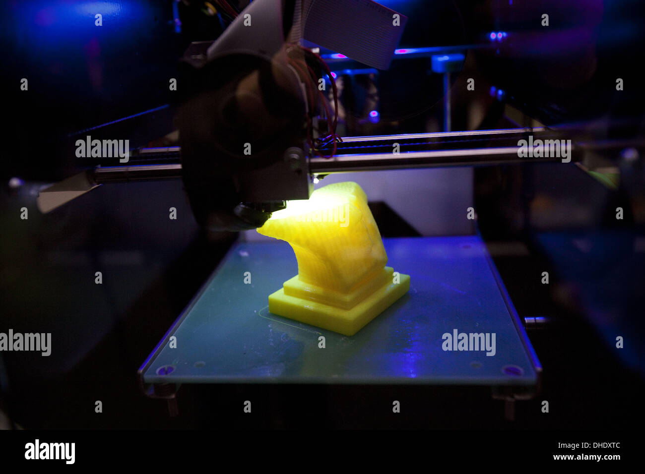 London, UK. 7th Nov, 2013. Aroja 3D printer in action at the 3D Print ...