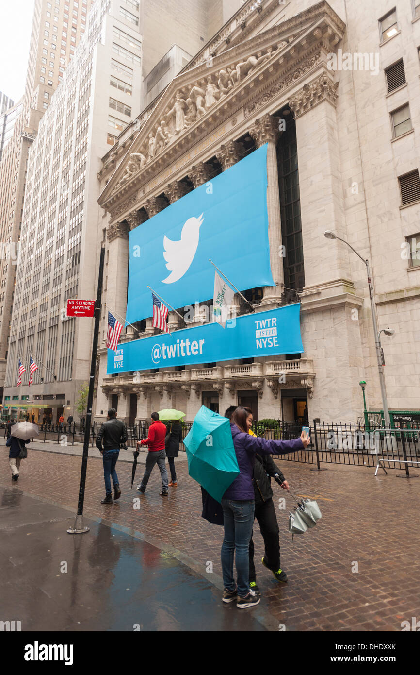 Stock ticker b hi-res stock photography and images - Alamy