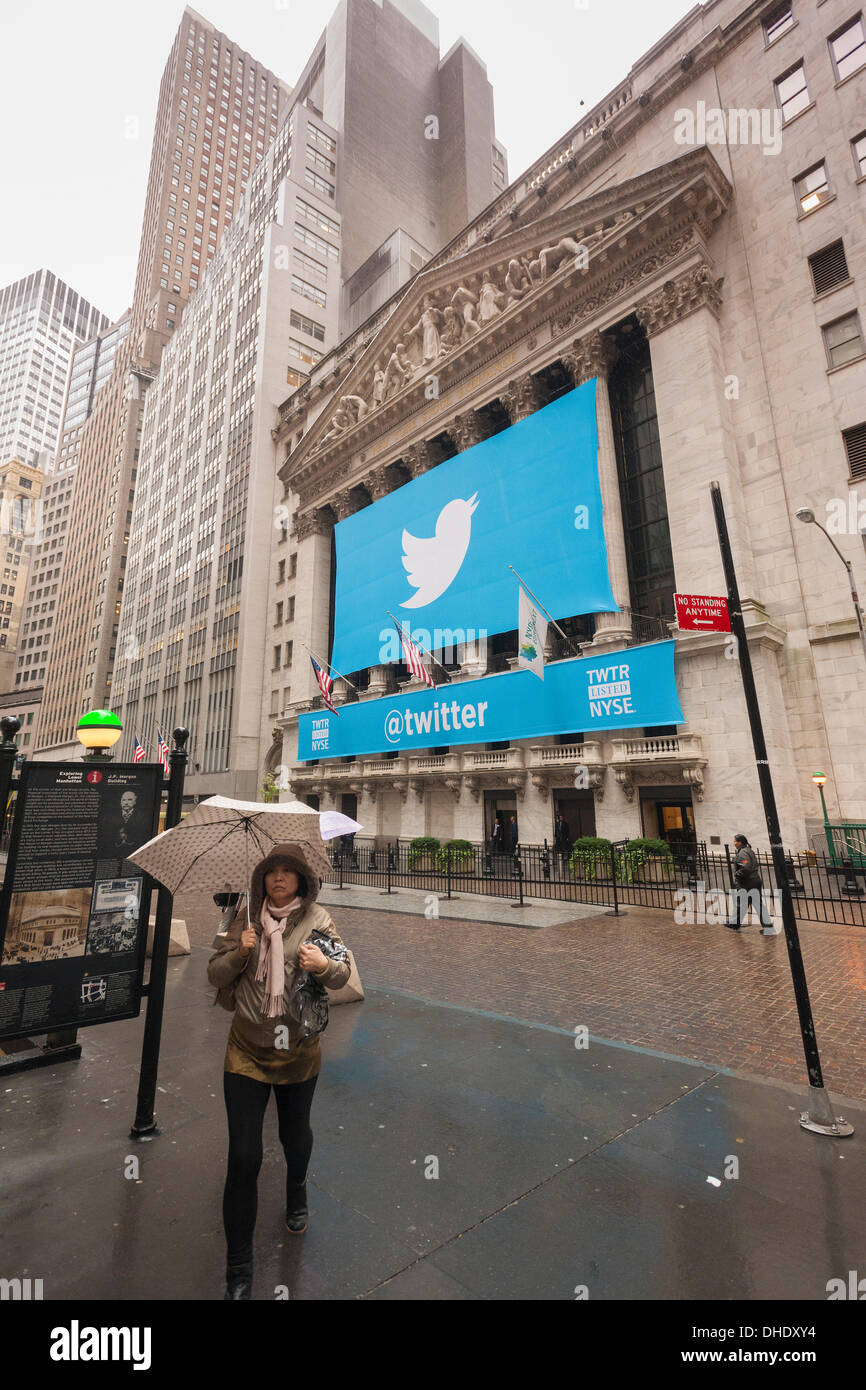 Twitter exchange hi-res stock photography and images - Alamy