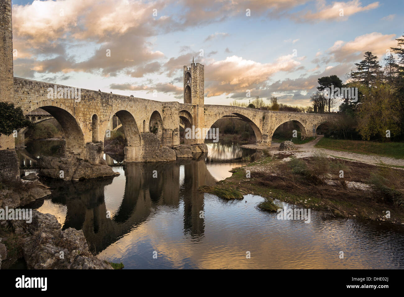 Historic medieval bridge village hi-res stock photography and images ...