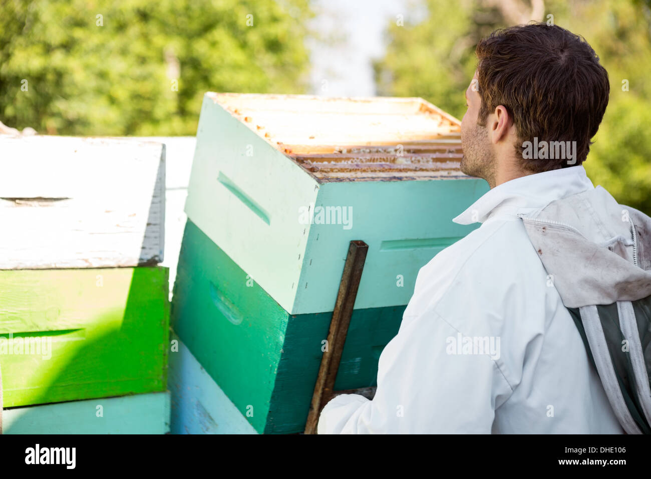 Men loading crates into truck hi-res stock photography and images - Alamy