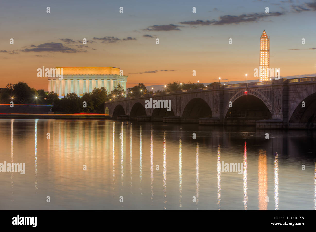 Potomac River and Arlington Memorial Bridge leading to Lincoln Memorial ...