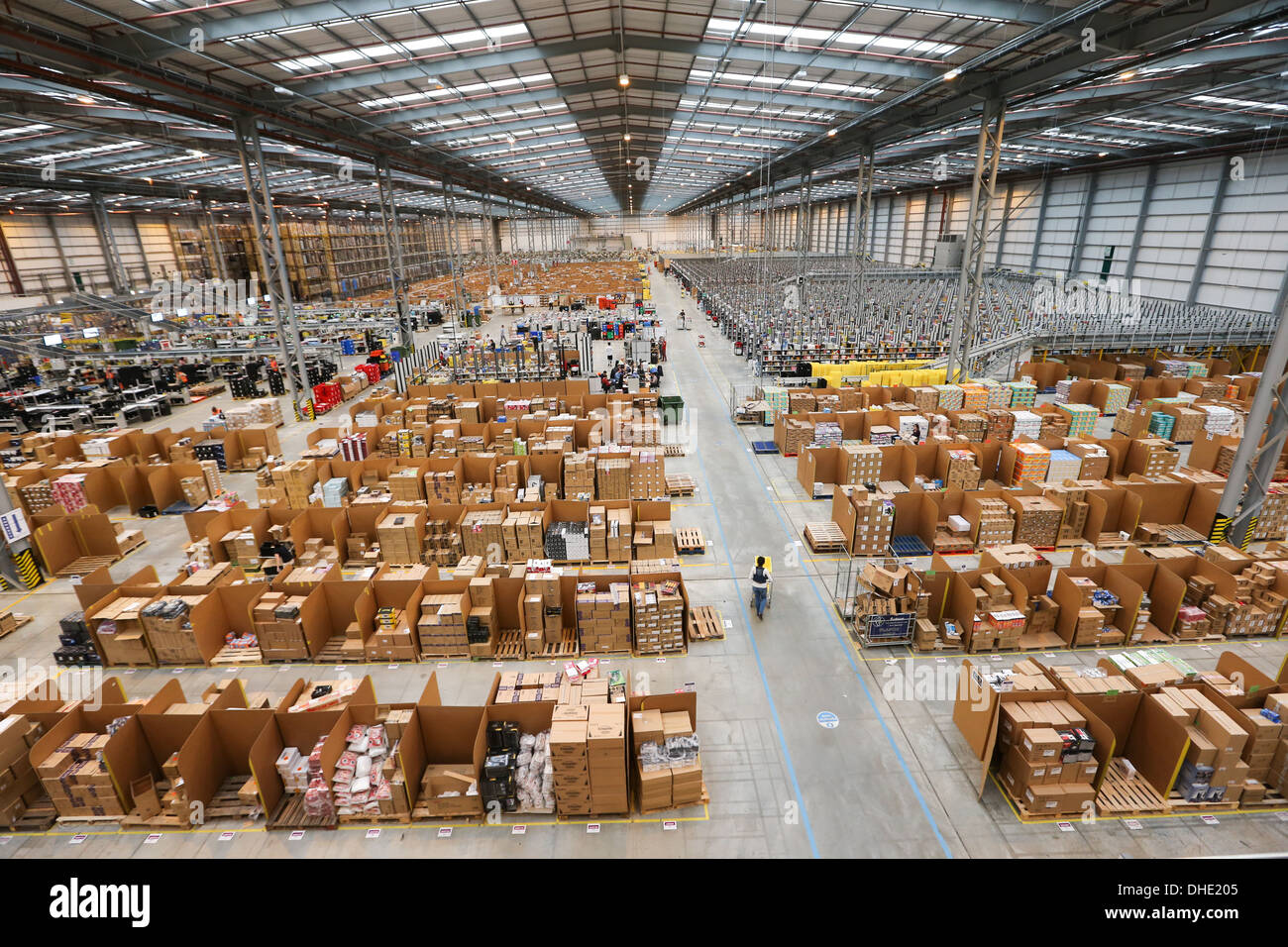 Amazon fulfilment centre warehouse in hi-res stock photography and ...